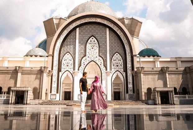 Admire the unique Federal Territory Mosque, a masterpiece of Islamic ...