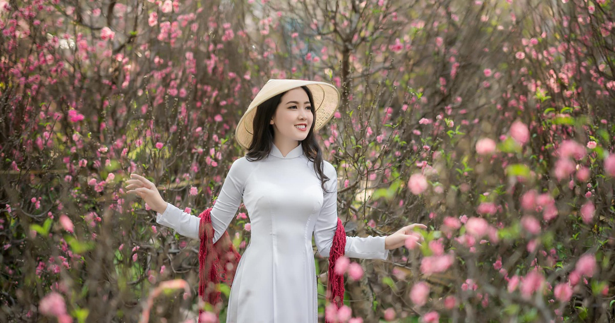 Should you wear black or white clothes on the first day of Tet?