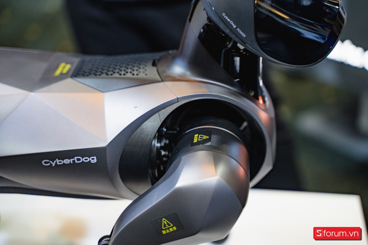 Exploring Xiaomi CyberDog 2 in Vietnam: A futuristic dog with mechanisms like... a real dog