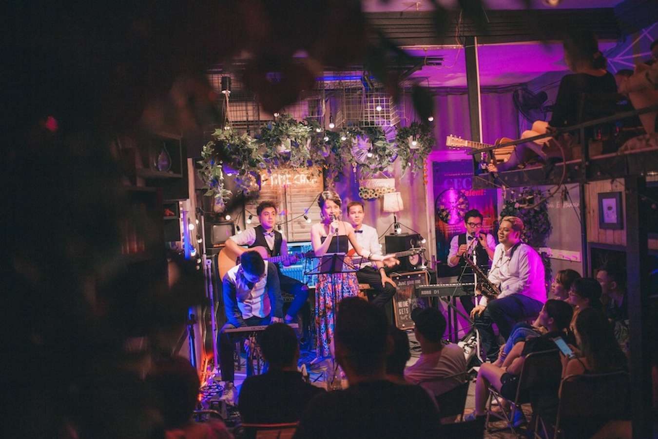 Relaxing Weekend Vibes: 9 Super Romantic Saigon Acoustic Cafes