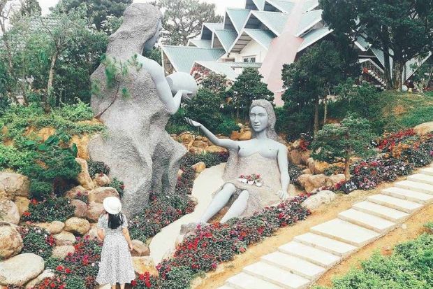 Explore the Japanese-inspired maple leaf tourist area in Da Lat