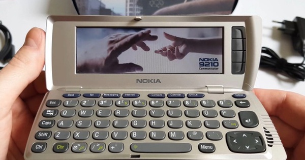 What was the shape of smartphones before the iPhone came along?