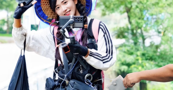 Live broadcasting a nationwide travel journey, female streamer ...