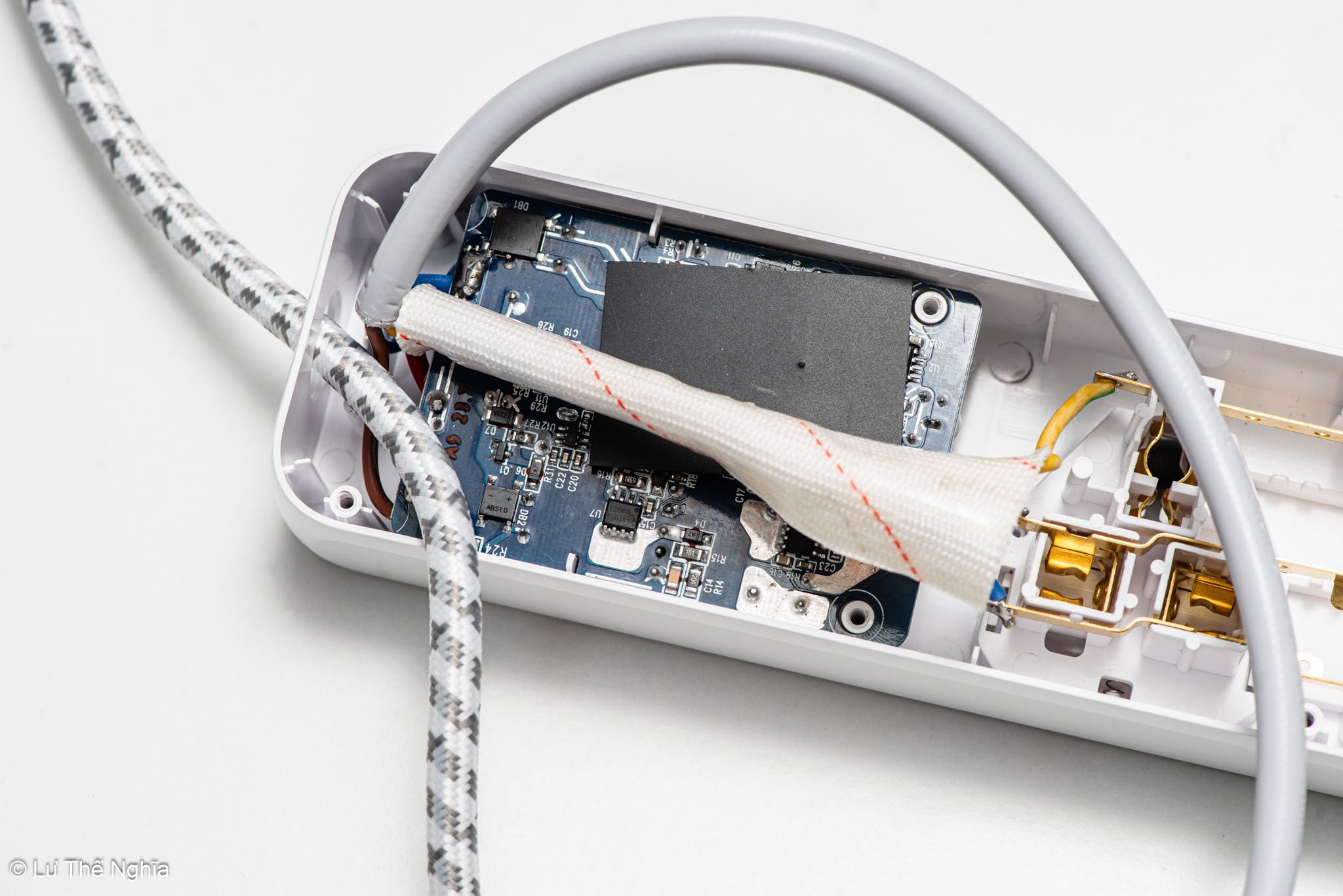 Bí mật bên trong của ổ cắm Velaboost Sata 1 - Lá đồng nguyên miếng có ...