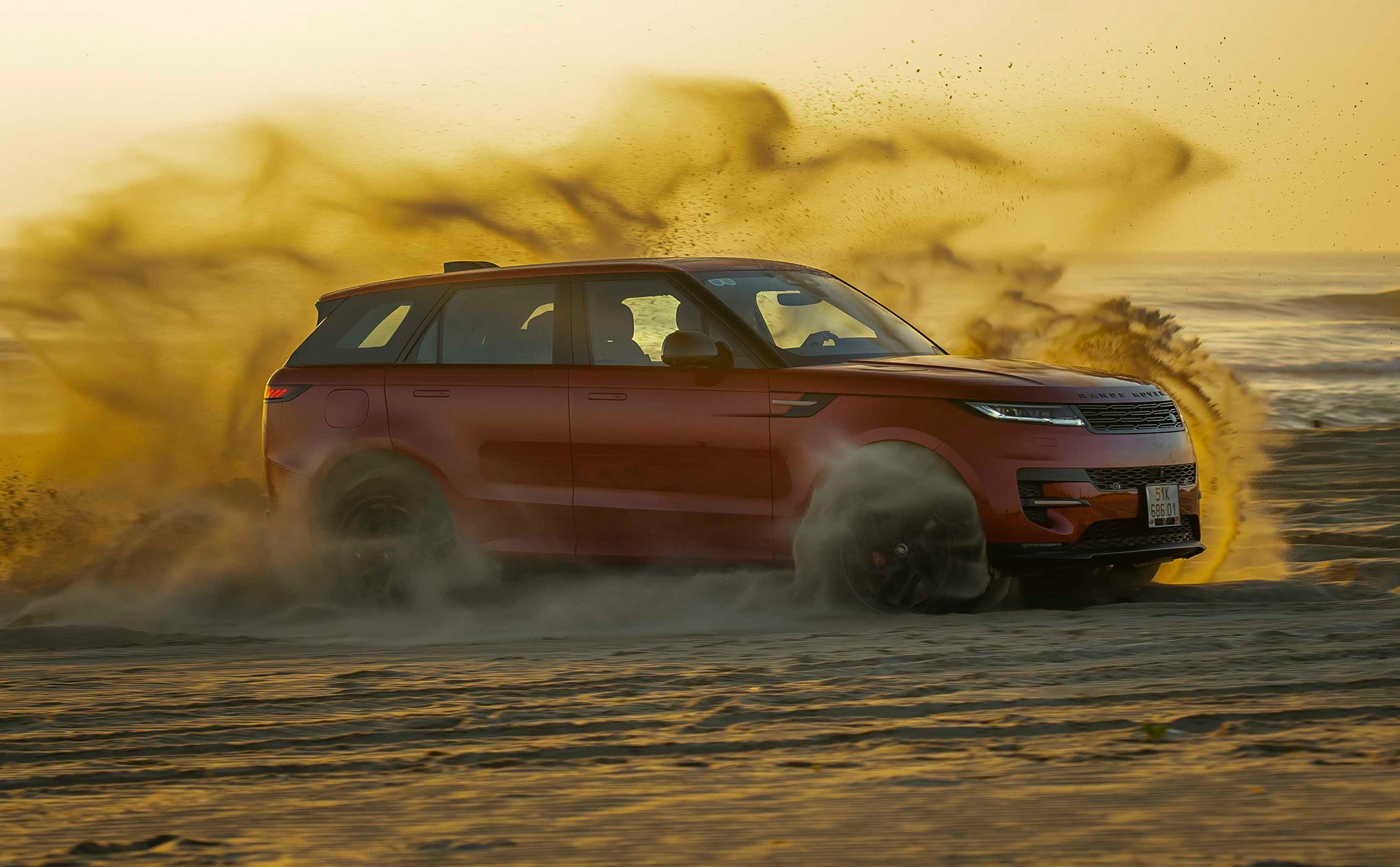 Trải nghiệm lái xe trên cát với bộ ba Range Rover Sport, Velar và Evoque