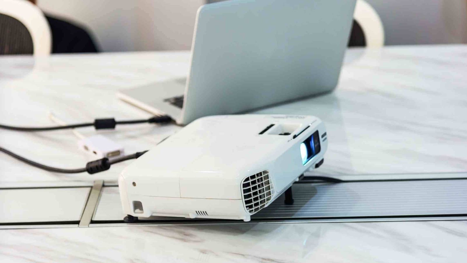 Step-by-step guide to easily connect your computer to a projector