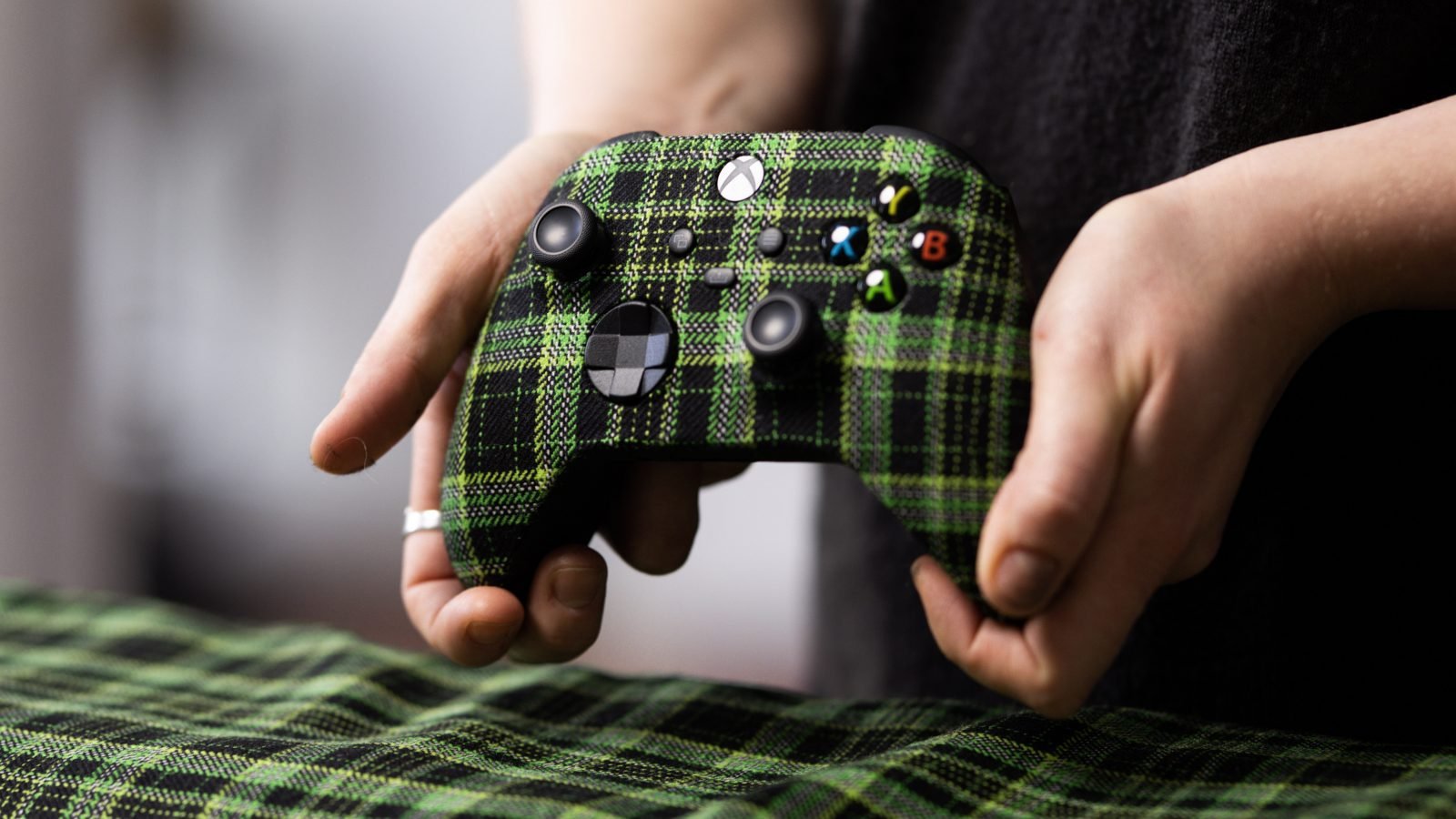 Chào mừng 20 năm hoạt động tại Scotland, Xbox giới thiệu phiên bản tay ...