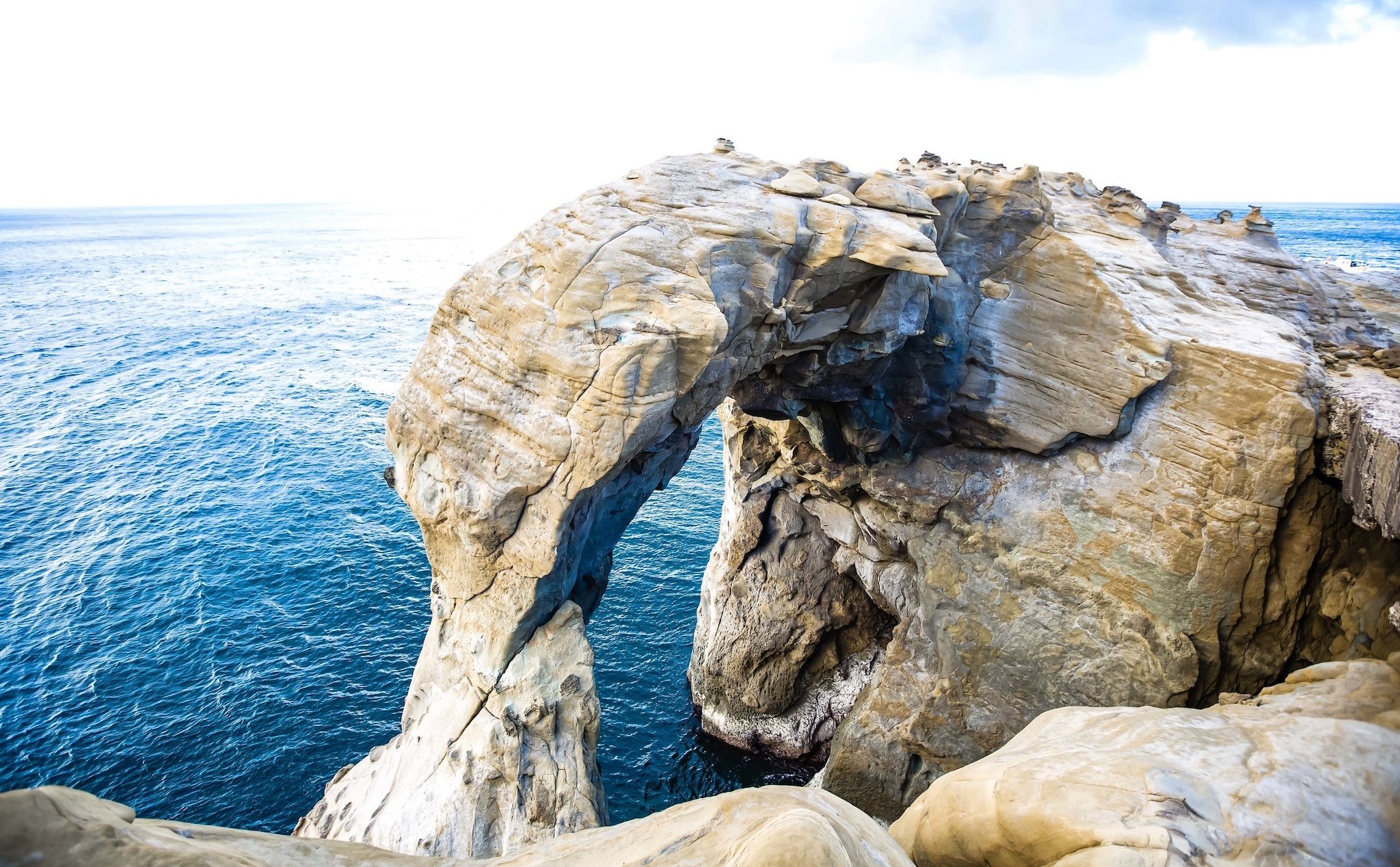 The renowned 'elephant trunk rock' in Taiwan has collapsed and sunk ...