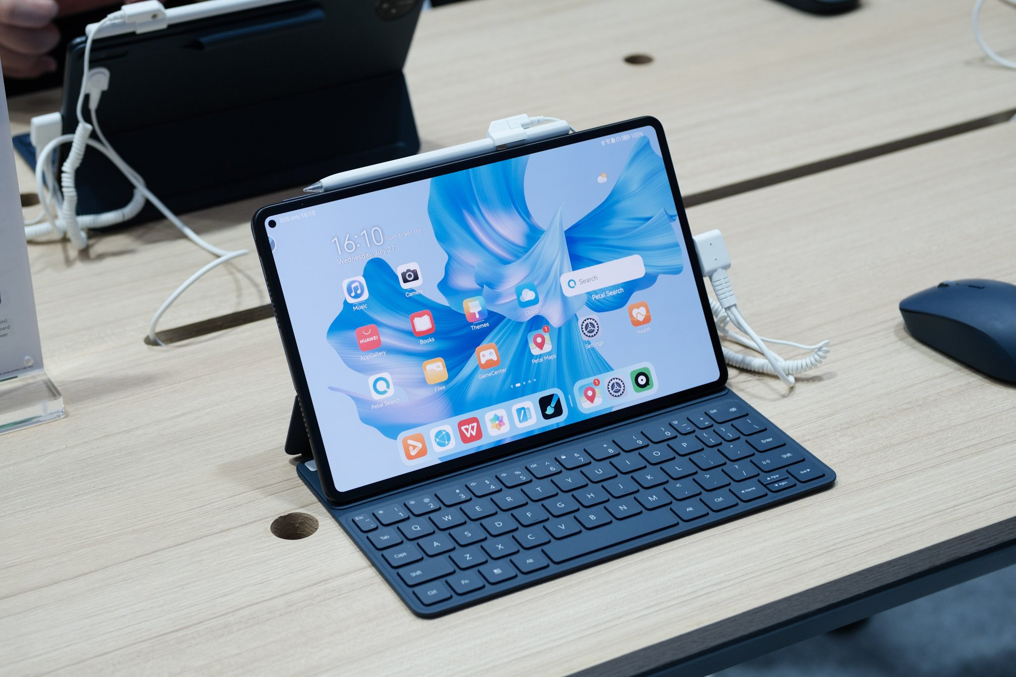 Hands-on with Huawei MatePad Pro 11: slim, lightweight, OLED 120Hz display, Snapdragon 888 or ...