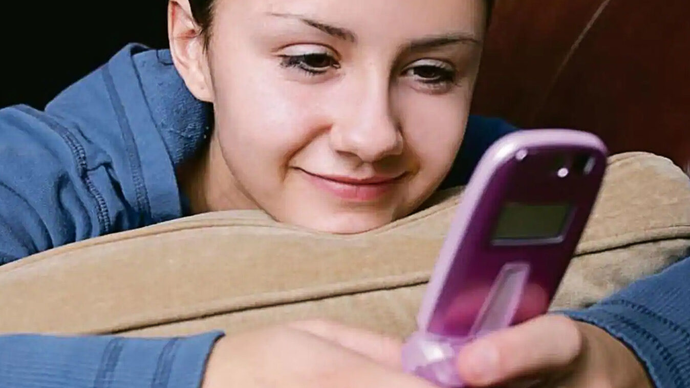 Young people limit 'living virtually' by becoming friends with a basic phone