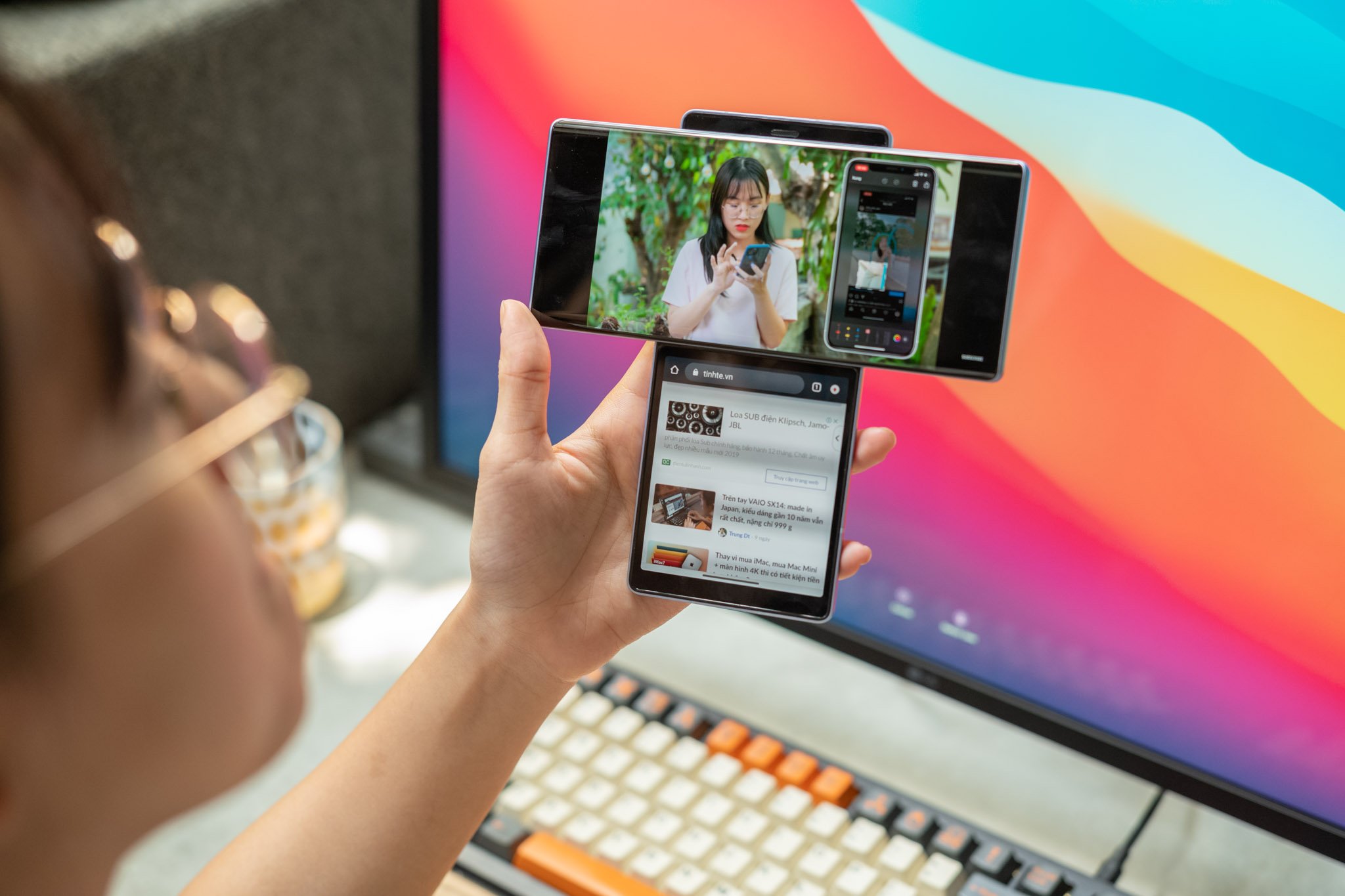 What can you accomplish with the LG Wing's innovative dual swivel screens?