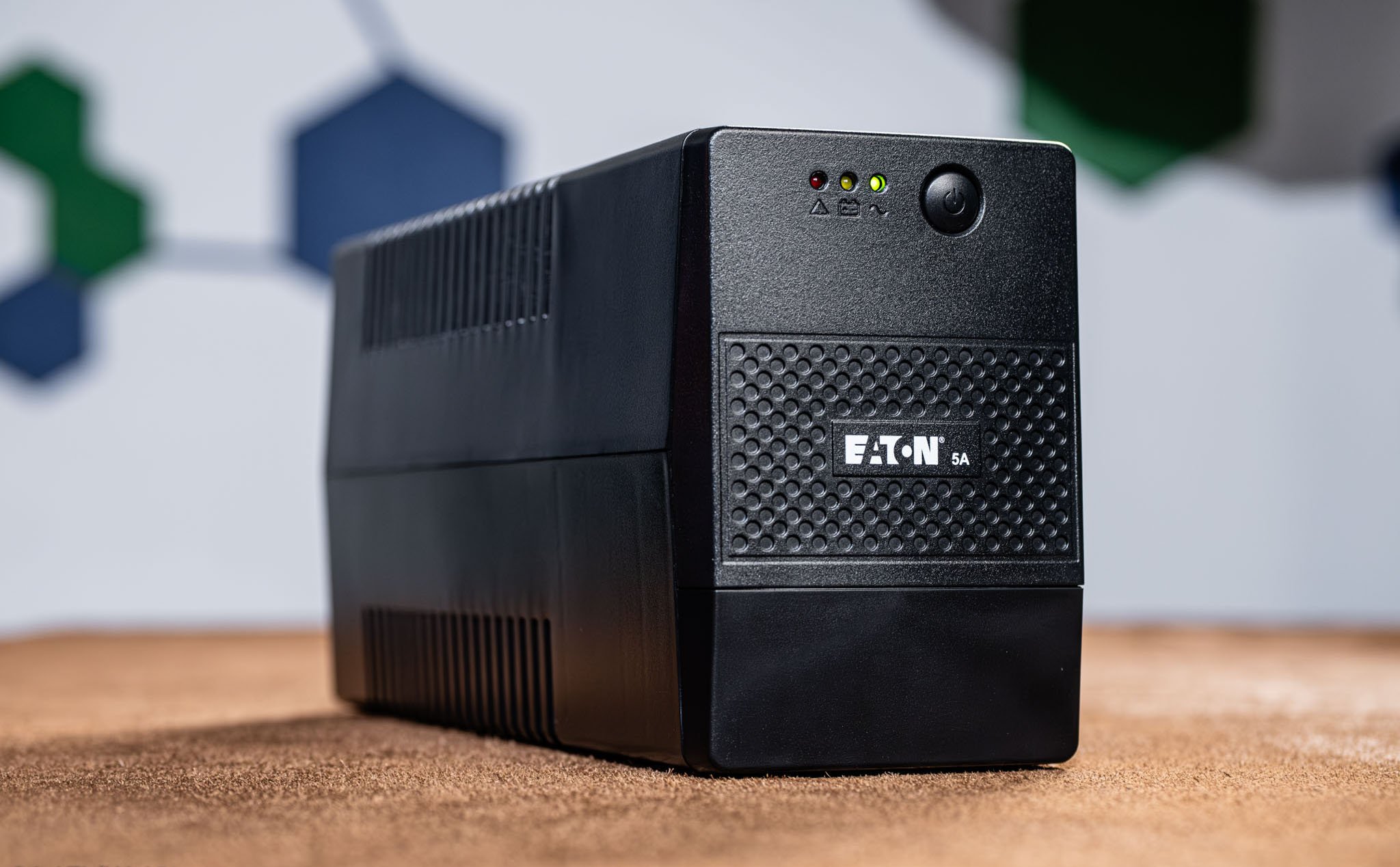 Trải nghiệm EATON 5A UPS - Giải pháp an toàn cho PC văn phòng