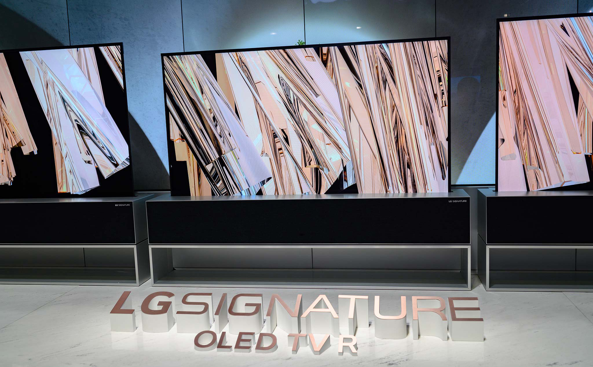 LG tung ra TV cuộn với giá 87 ngàn đô la Mỹ