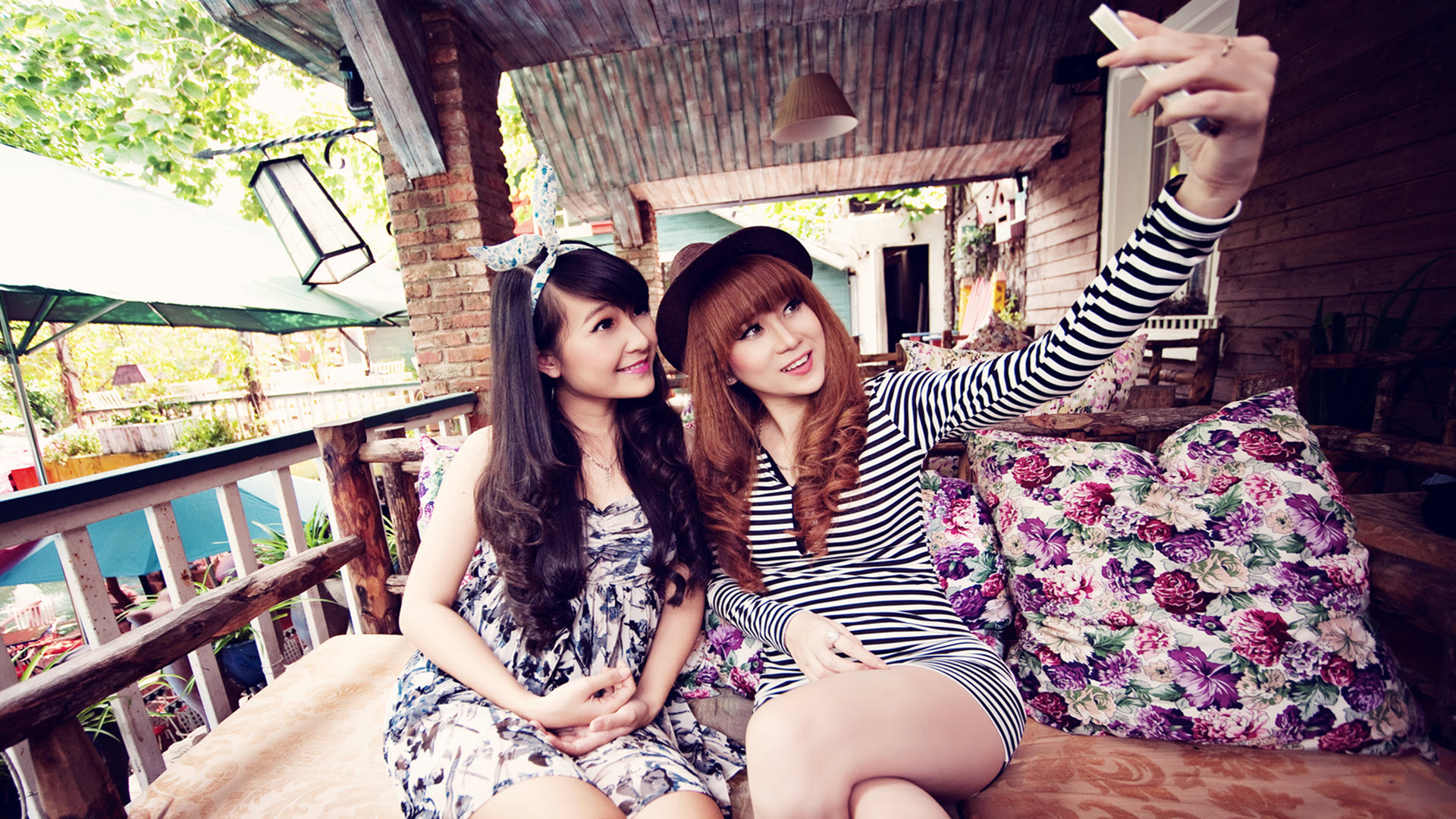 50+ Stunning Hot Girl Wallpapers for Your Computer