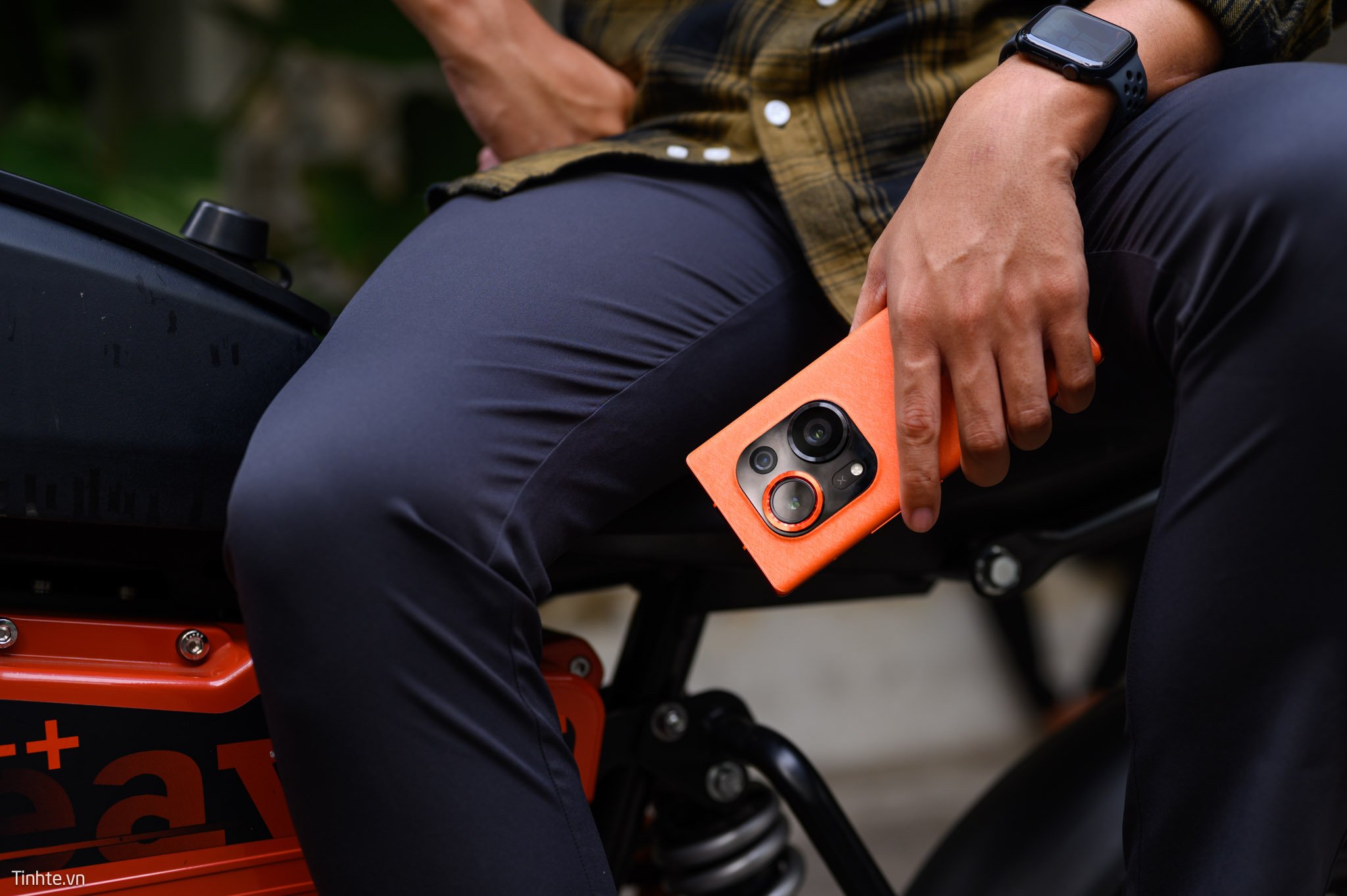 Trải nghiệm Tecno Phantom X2 Pro: Thiết kế tinh tế, màu sắc cam nổi bật ...