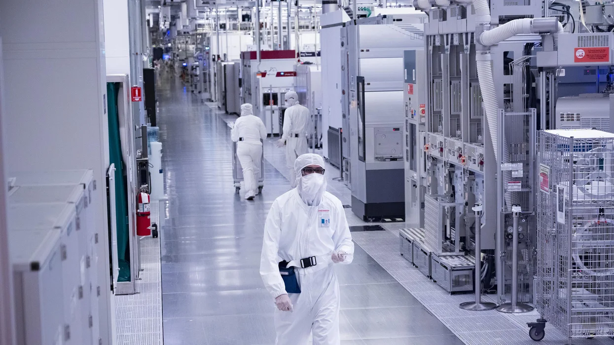 Intel receives the first-ever cutting-edge semiconductor manufacturing ...