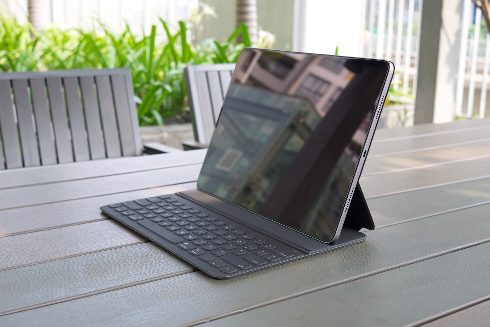 Lý do Smart Folio ưu việt hơn Magic Keyboard cho iPad Pro 12.9'