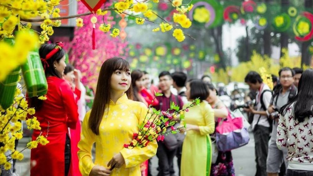 Capturing stunning Tet photos of your girlfriend without making her upset