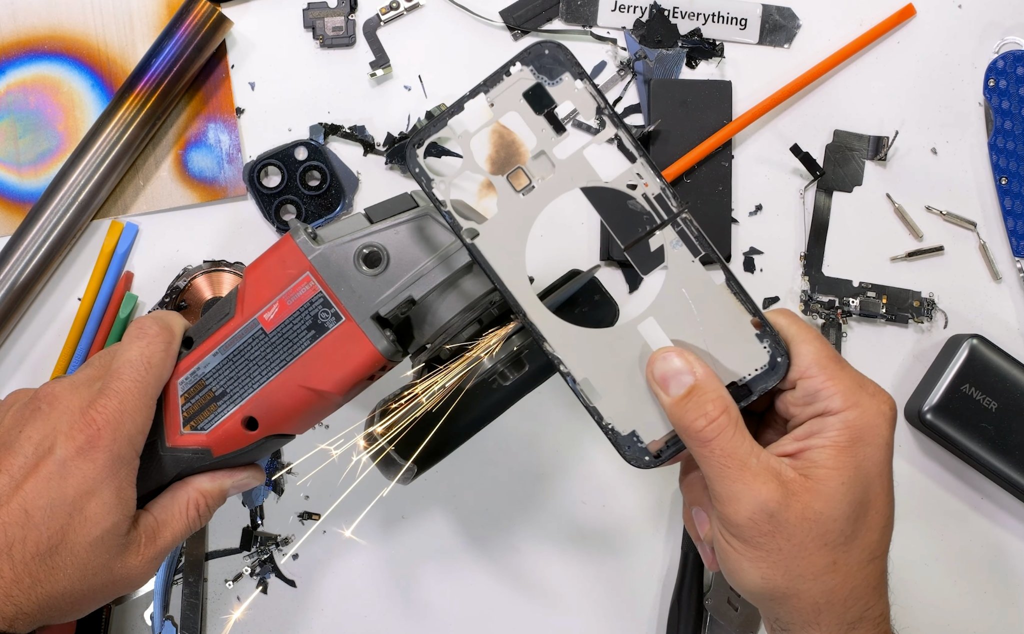 Xem ngay clip cưa đôi khung titan của iPhone 15 Pro