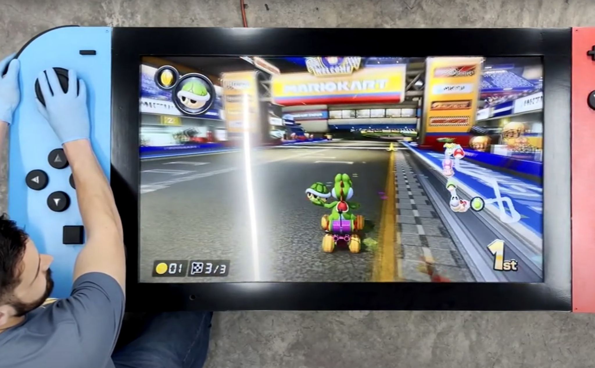 [Video] Một Cái Nhìn Gần Chiếc Nintendo Switch Khổng Lồ, Nặng Gần 30 kg