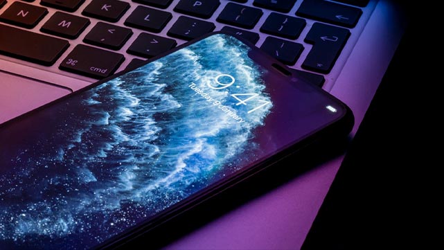 Why are OLED displays the preferred choice for modern smartphones?