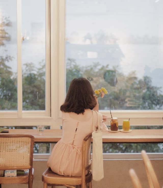 Explore 5 Stunning Cafes with Breathtaking Views by West Lake