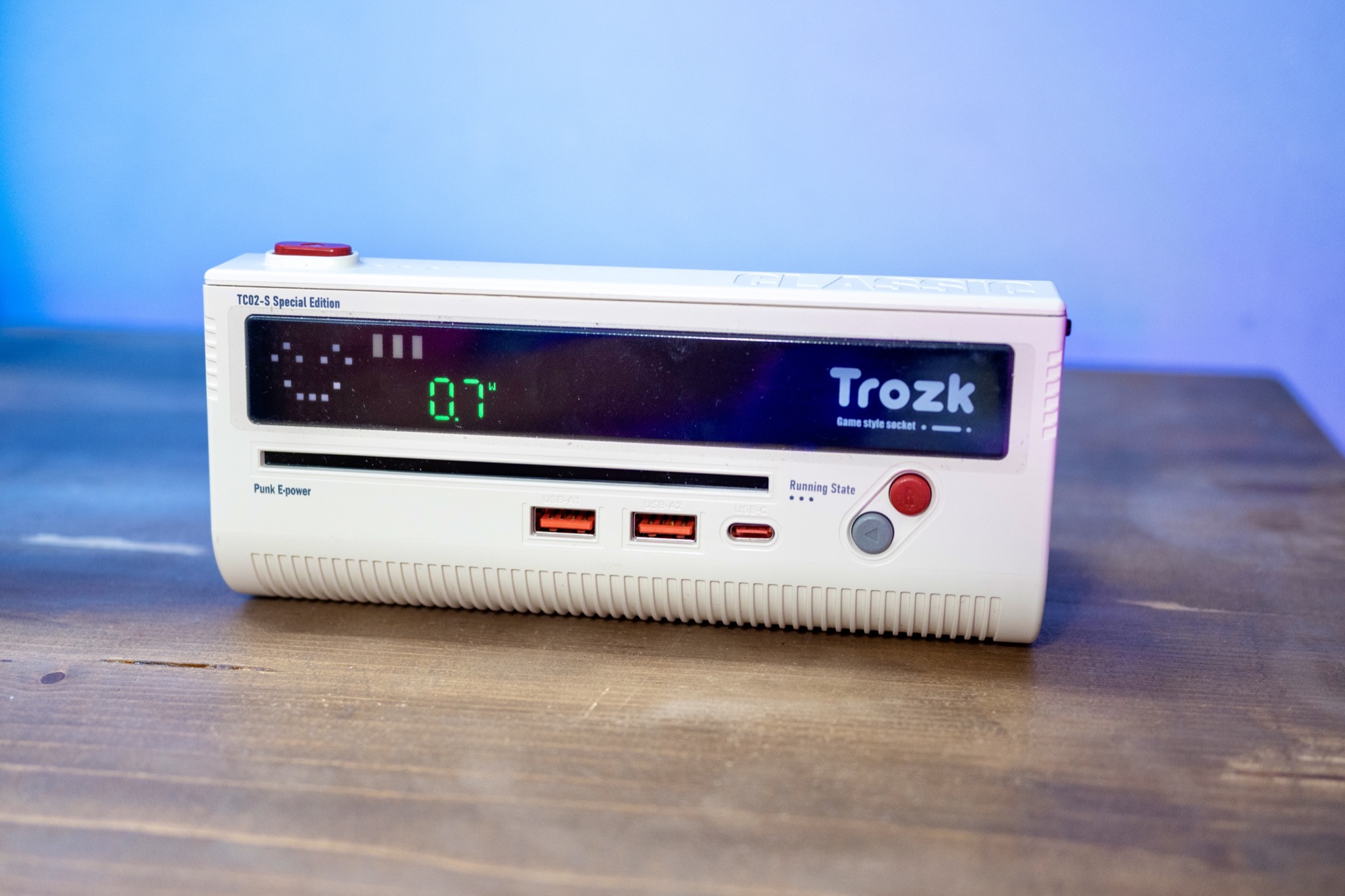 Đánh giá nhanh Trozk Retro Power Strip - Khi ổ cắm điện biến thành máy ...