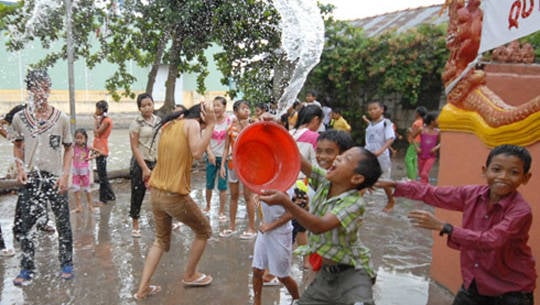 Vietnam Celebrates Water-Splashing Festival Too