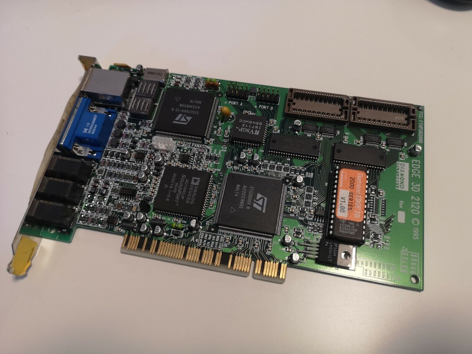 Trong hộp của Diamond Edge 3D - Card đồ họa đầu tiên từ NVIDIA có gì ...