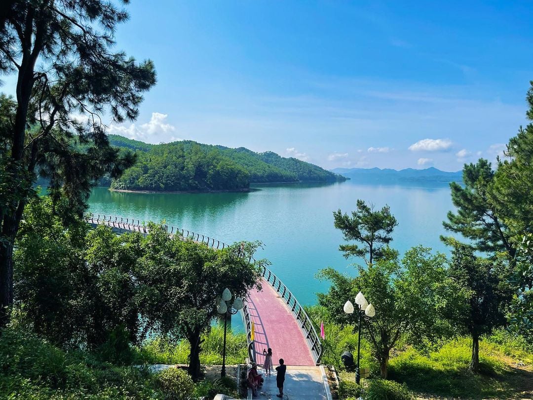 Kẻ Gỗ Lake - A Historical Marvel Amidst the Lush Nature of Hà Tĩnh - Mytour