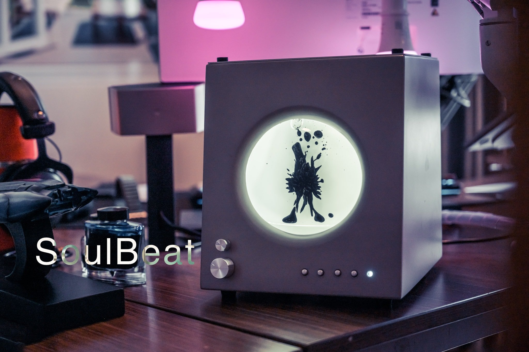 Cầm trên tay loa SoulBeat: Phía trước làm từ nước sắt nhảy múa theo nhạc