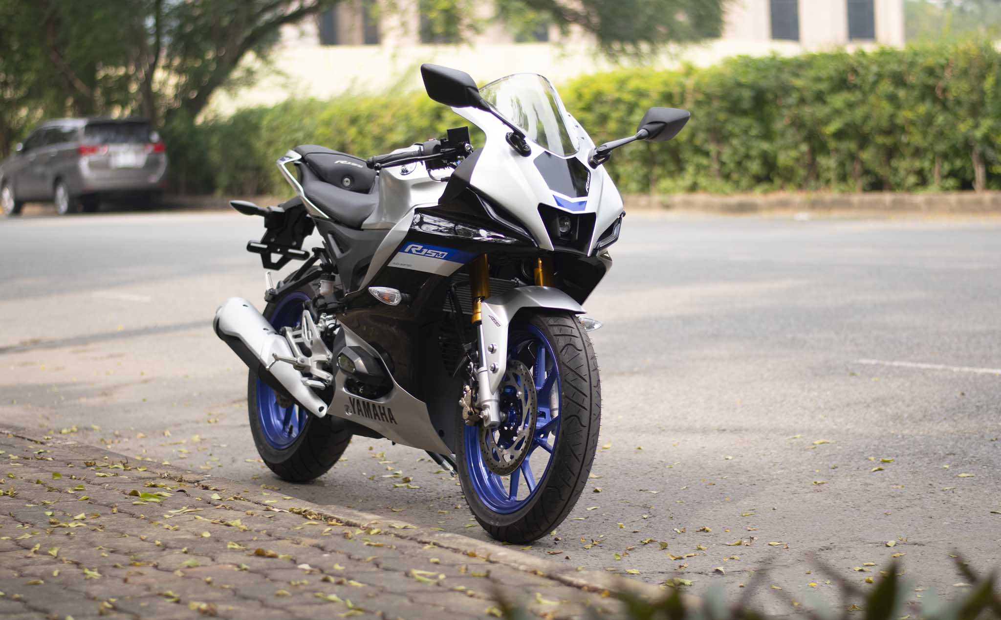 Trên yên của Yamaha R15M: Chiếc xe sở hữu đủ yếu tố để ghi điểm ở phân ...