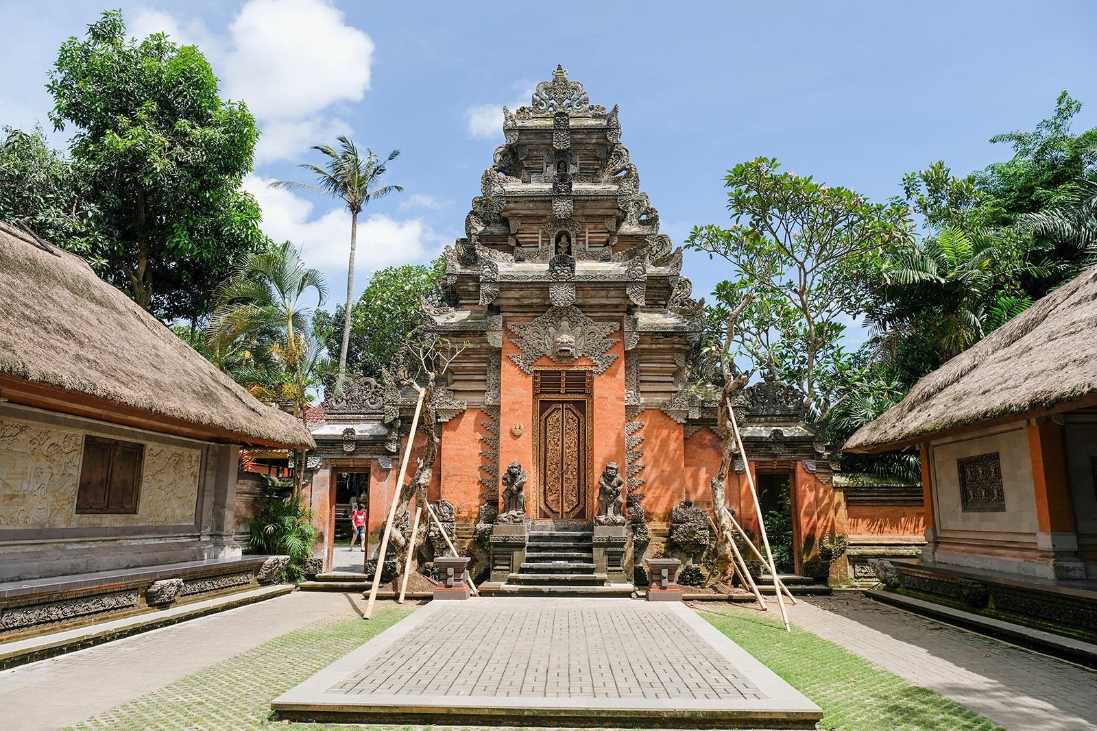 Explore Ubud Palace - a masterpiece of ancient royal architecture - Mytour
