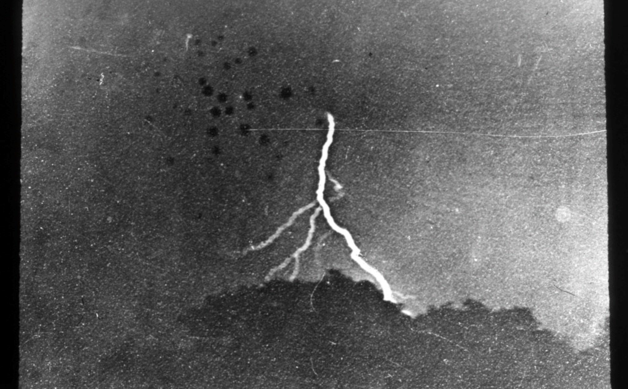 Bức ảnh ghi lại khoảnh khắc đầu tiên của tia sét trong lịch sử và đóng ...