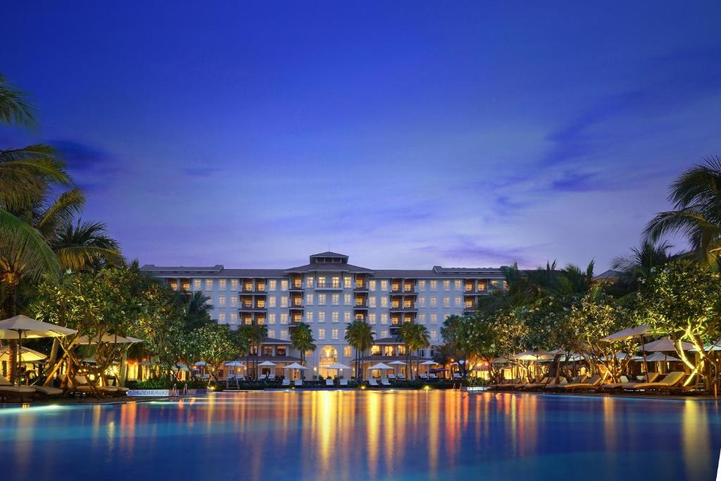 Indulge in a cozy Christmas season at Da Nang Marriott Resort & Spa ...