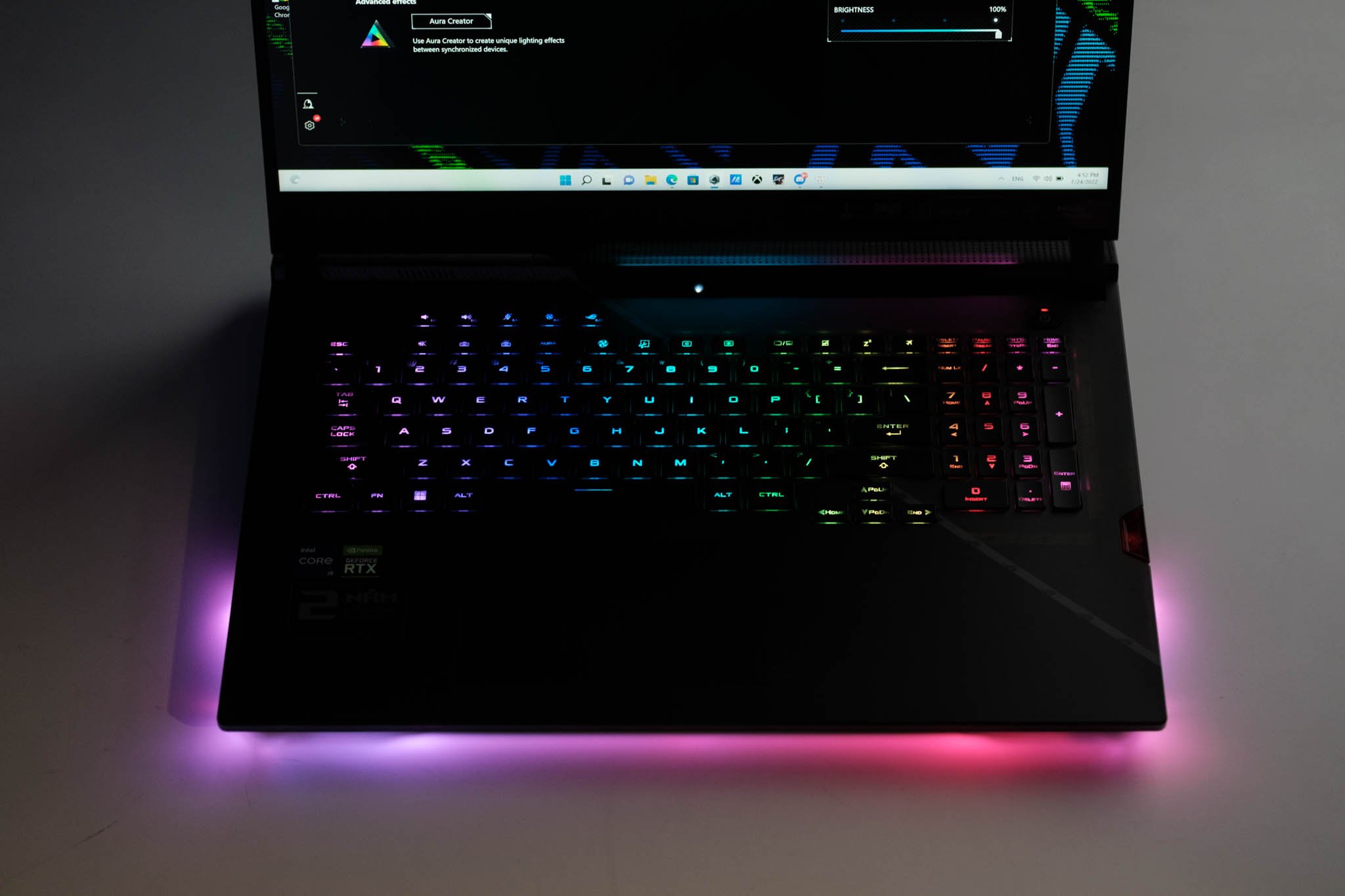 Trên đôi bàn tay của ROG Strix Scar 17 SE: chiếc laptop được trang bị ...