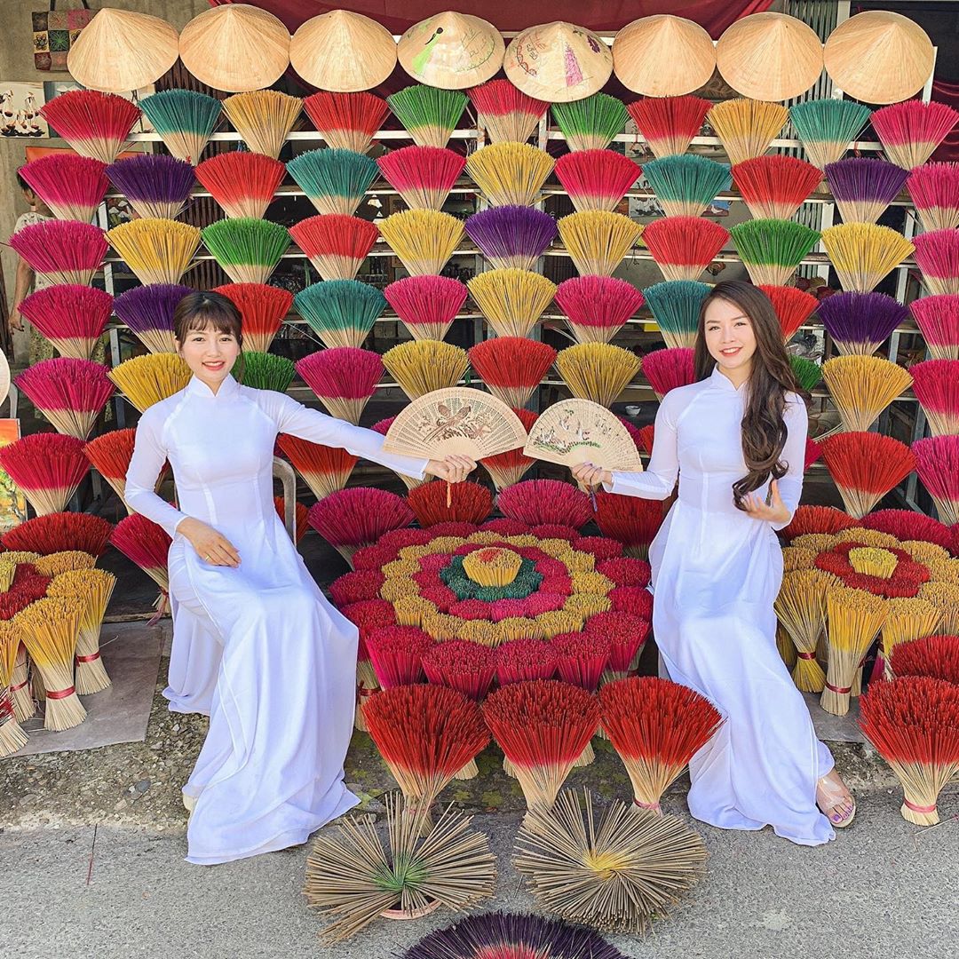 “Make the curtain fall” in front of Thuy Xuan Village in Hue, every ...