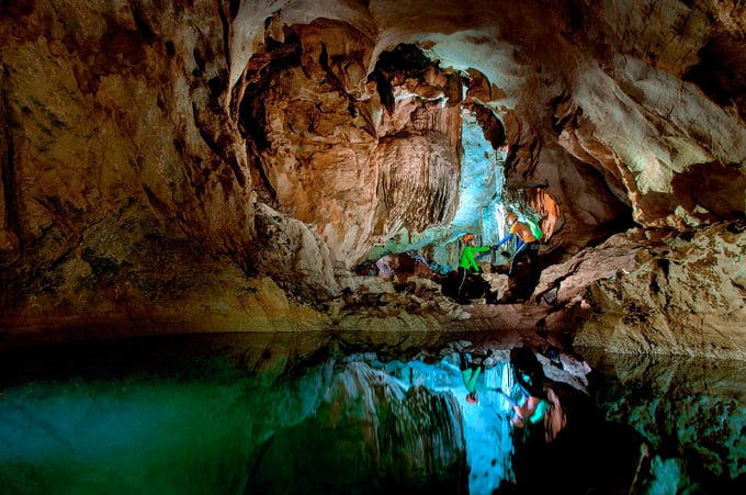 The 'Love Tunnel' in Chà Lòi Cave - Mytour