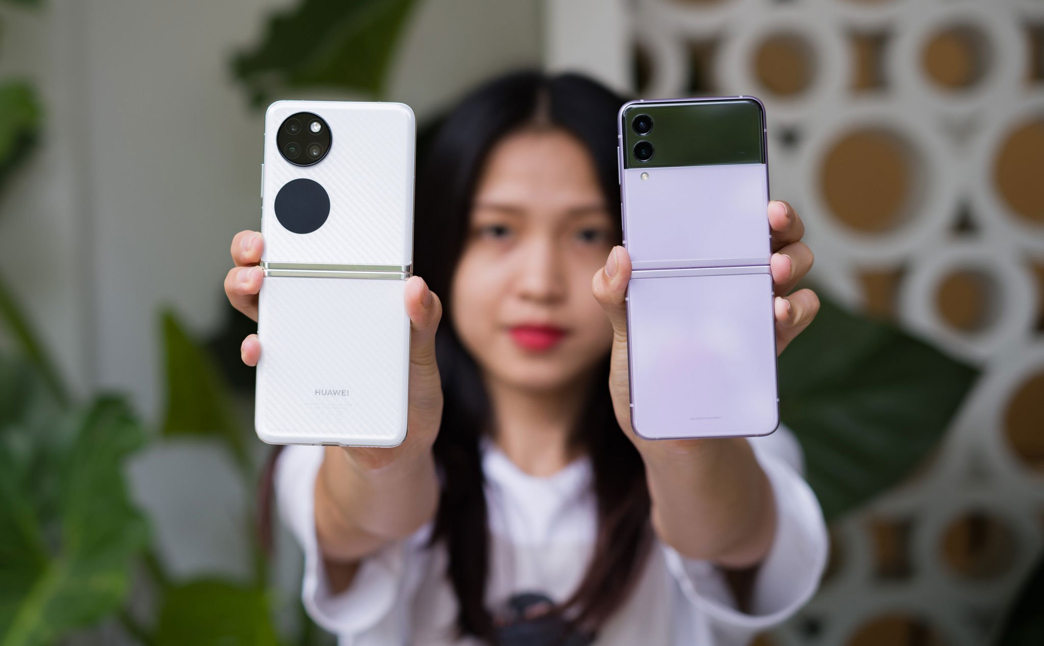 Huawei P50 Pocket và Galaxy Z Flip3: So sánh thiết kế và dịch vụ