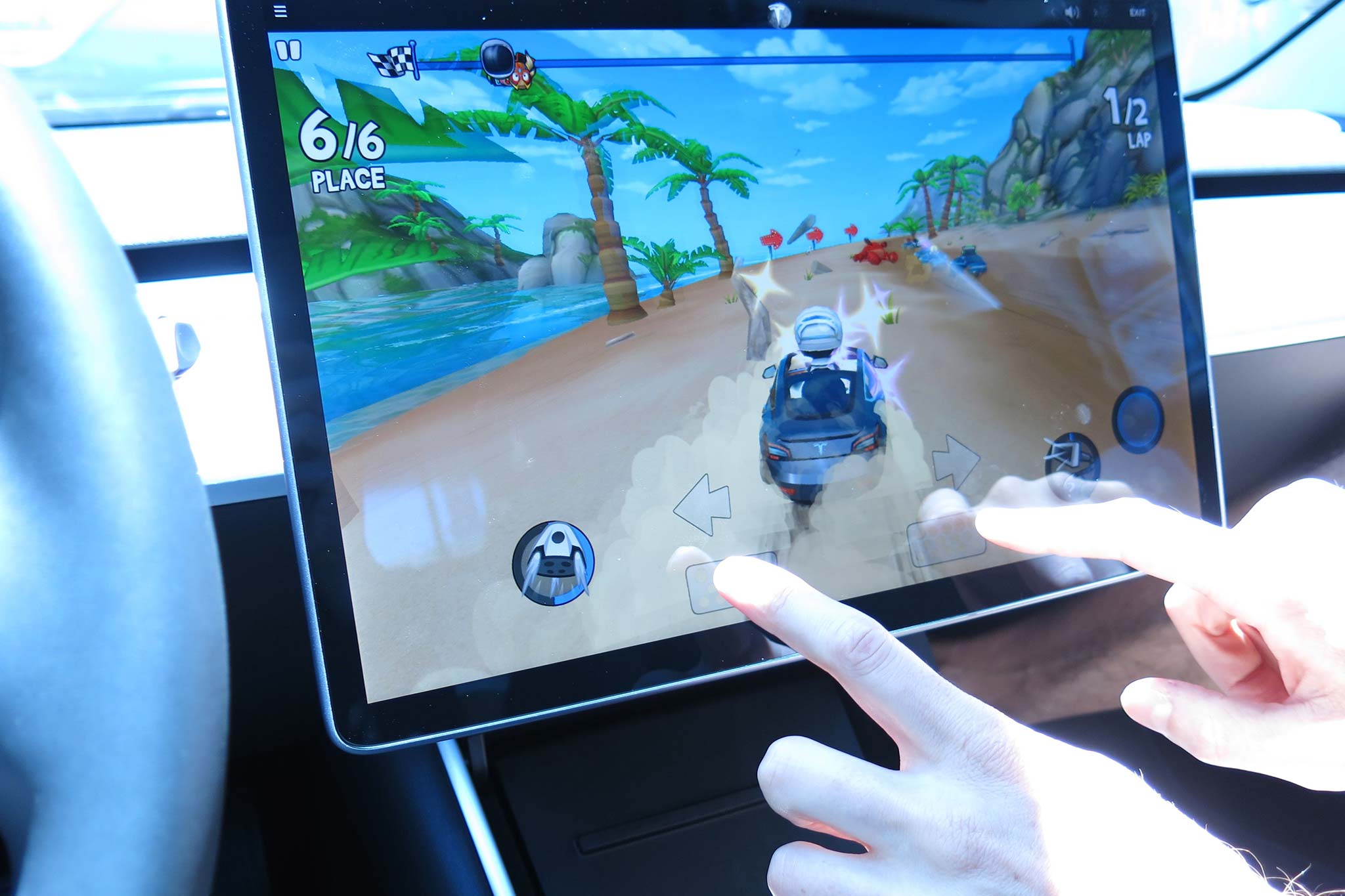 Mỹ đang điều tra Tesla vì lo ngại về tính năng giải trí điện tử trong ...