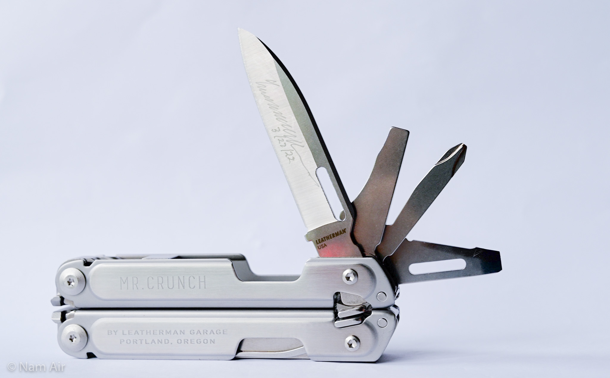 Trên bàn là Mr. Crunch, một công cụ đa năng phiên bản giới hạn, được ký ...