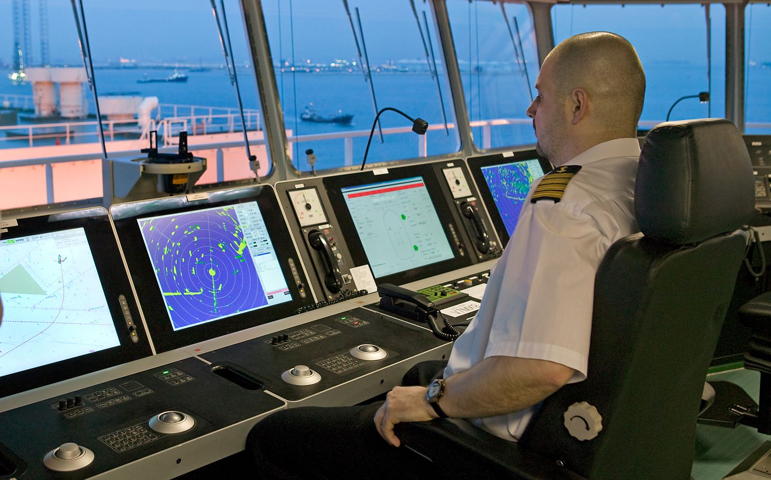 Pioneering Spirit - tàu tháo dỡ lớn nhất thế giới có điều gì đặc biệt?