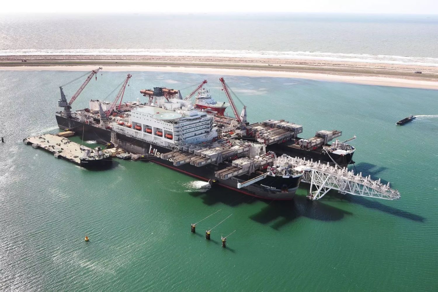 Pioneering Spirit - tàu tháo dỡ lớn nhất thế giới có điều gì đặc biệt?