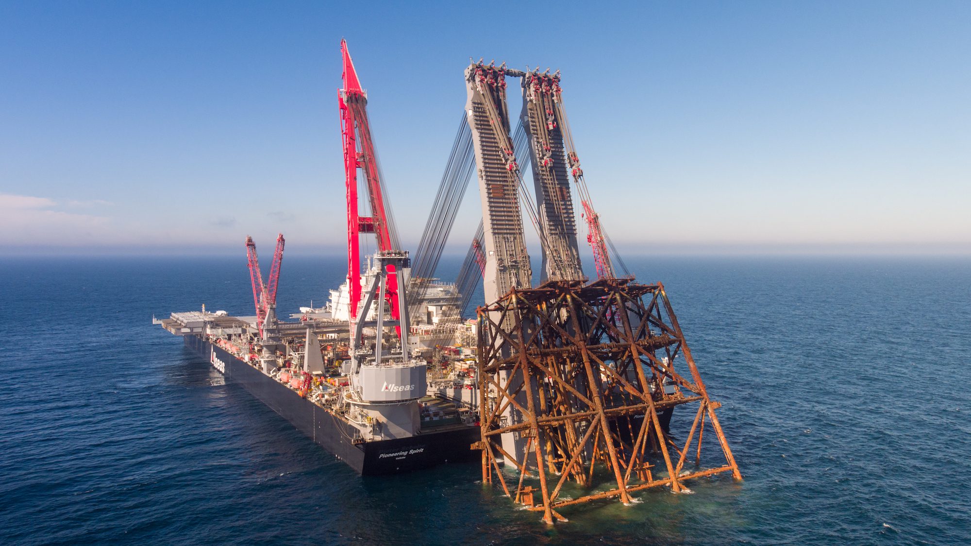Pioneering Spirit - tàu tháo dỡ lớn nhất thế giới có điều gì đặc biệt?