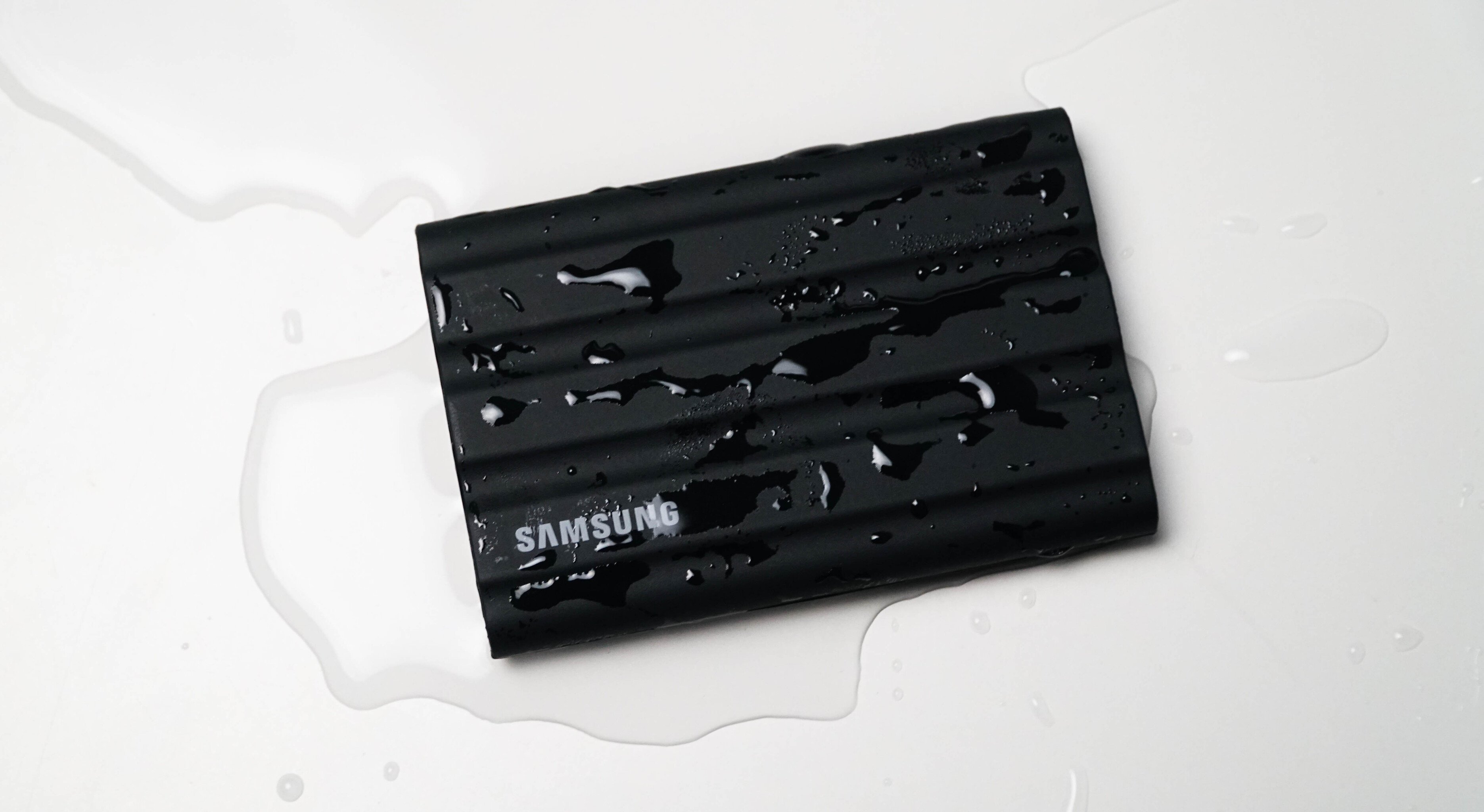 Thử đánh bại nước với Samsung T7 Shield - Đánh giá SSD di động chống ...