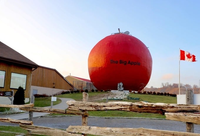 The Big Apple, home to the world's largest apple-shaped pastry shop ...