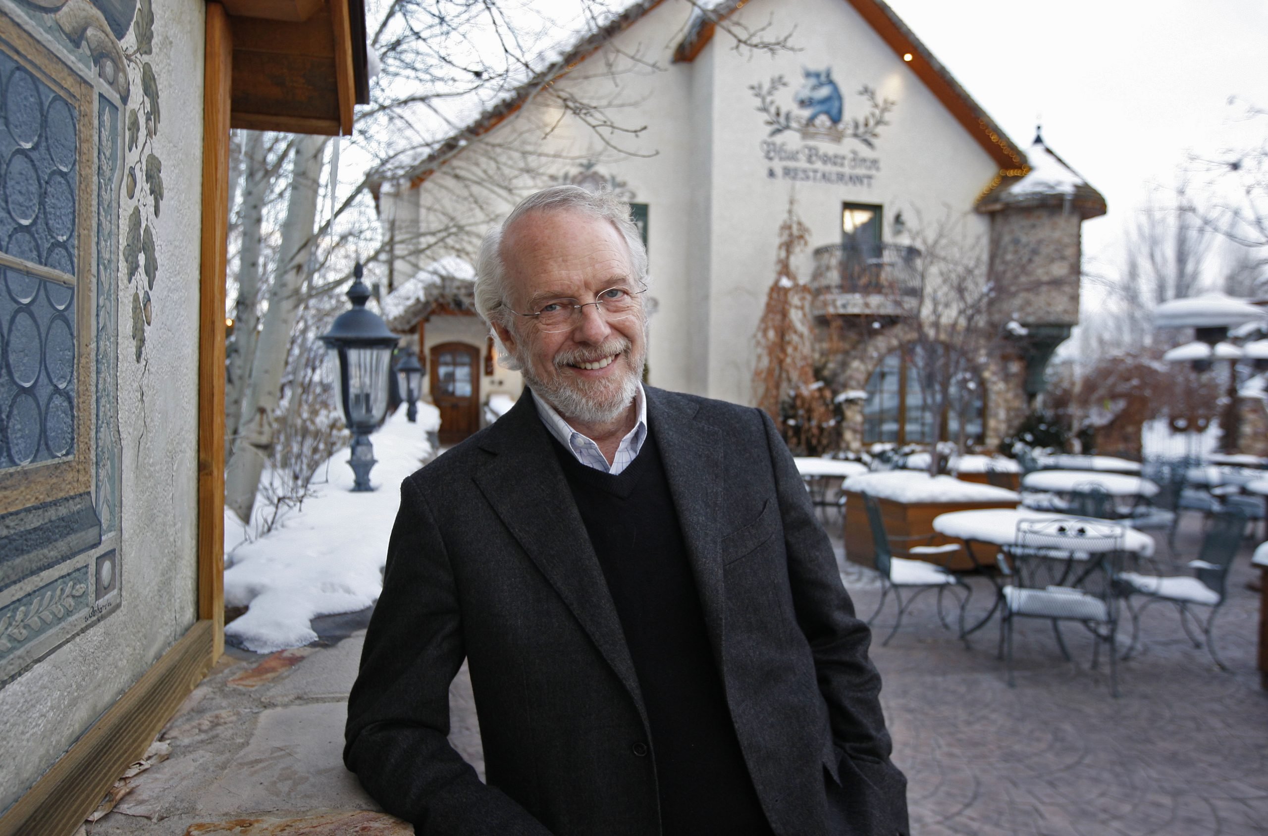 Nối bước những đỉnh cao, tiến sĩ John Warnock, người đồng sáng lập ...