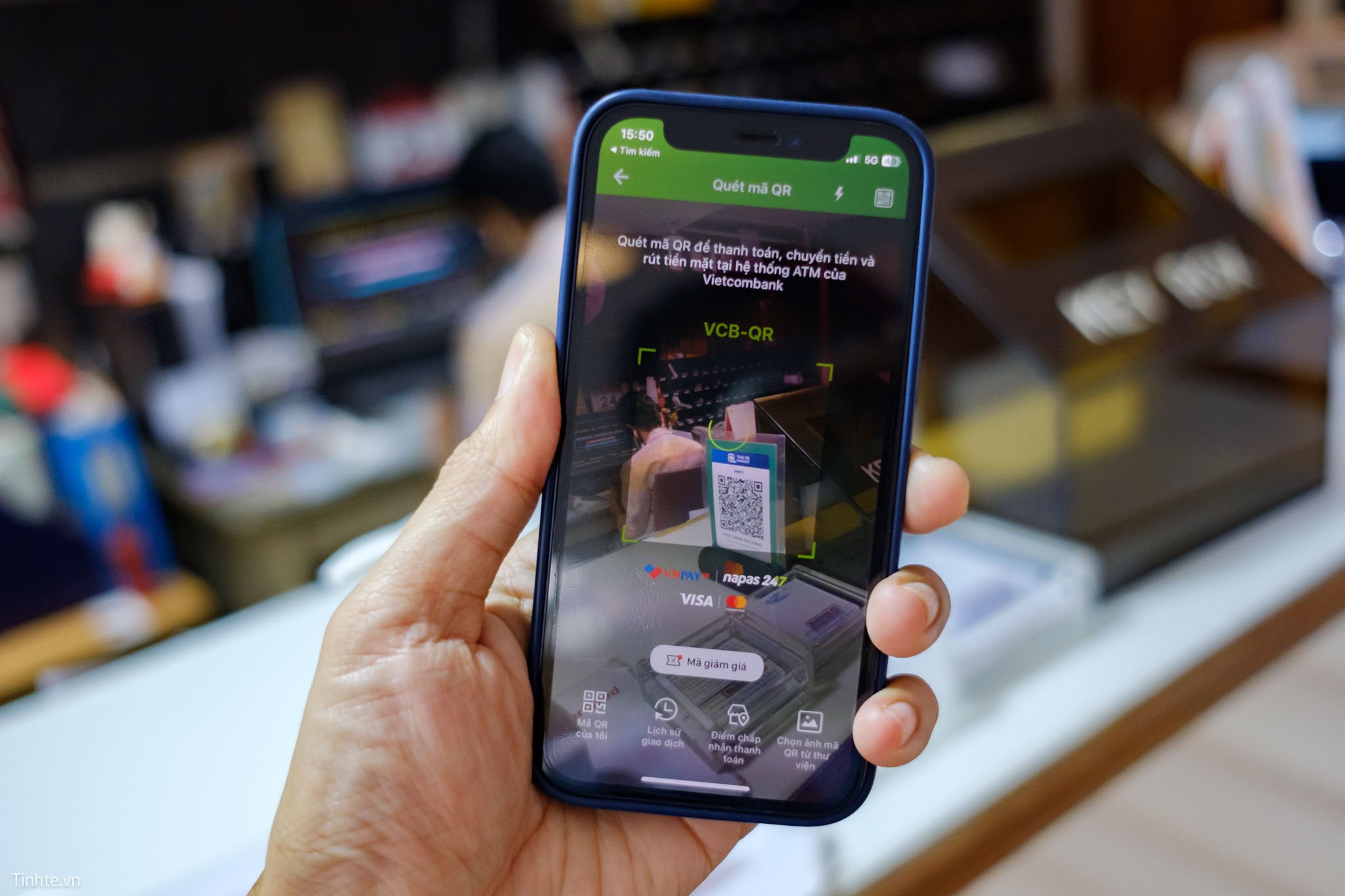 Thanh toán tại Thái Lan bằng cách quét mã QR trên ứng dụng ngân hàng ...