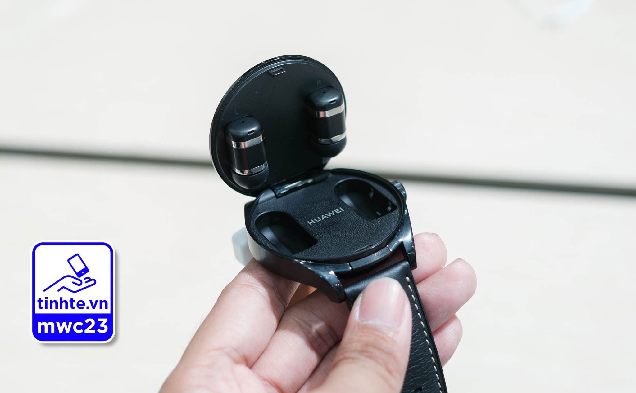 MWC 2023: Trên tay Huawei Watch Buds - đồng hồ thông minh kèm tai nghe ...