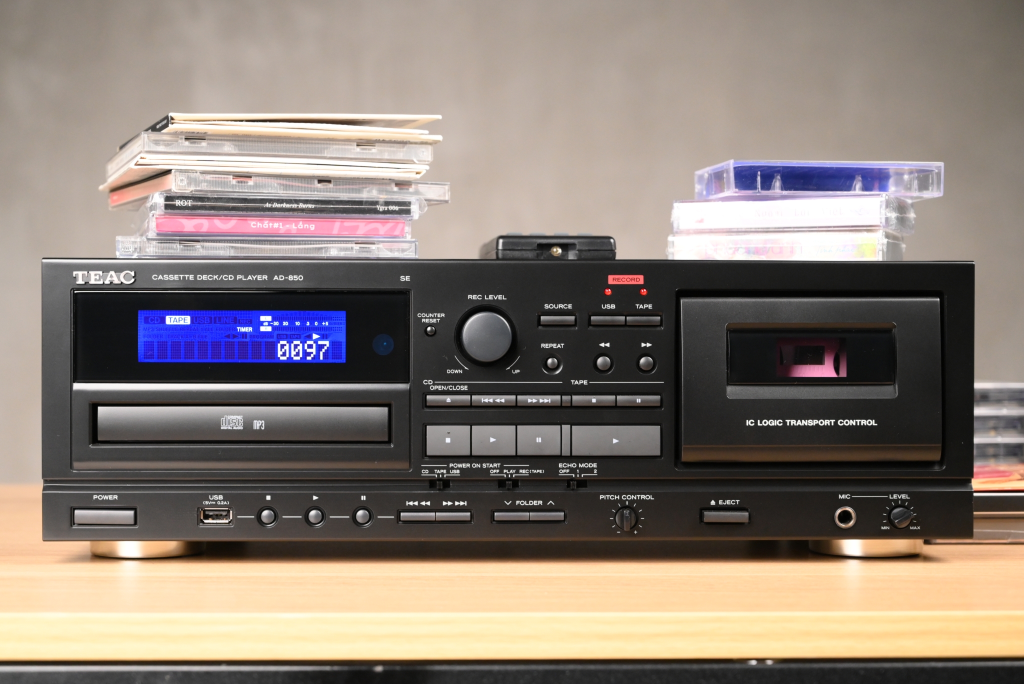 Nghịch chuyện sưu tầm bộ sưu tập nhạc vật lý như CD, Cassette, và đĩa than